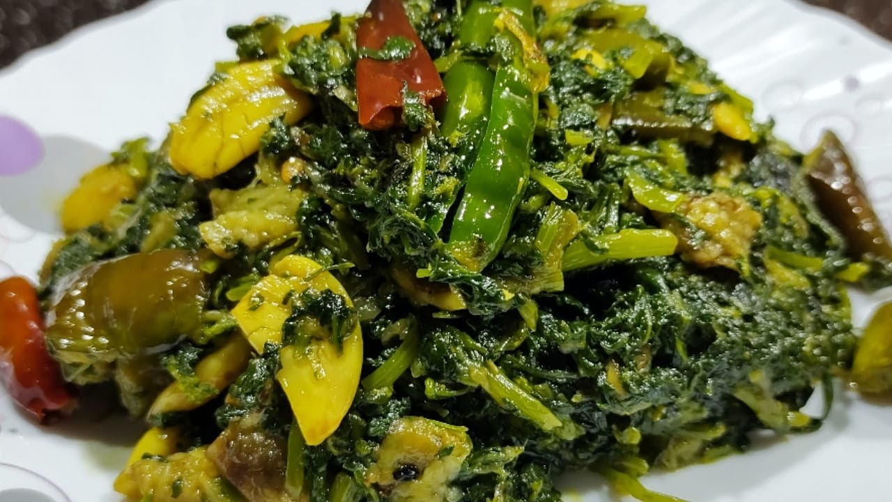 গরম ভাতের সাথে জাষ্ট জমে যাবে এই সর্ষে শাকের রেসিপিটি । Shorshe Shak ...