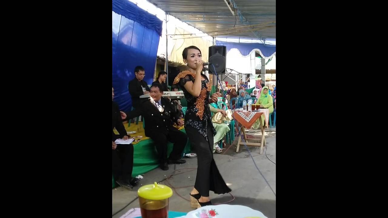 Cewek lagi nyanyi kebelet pipis - YouTube