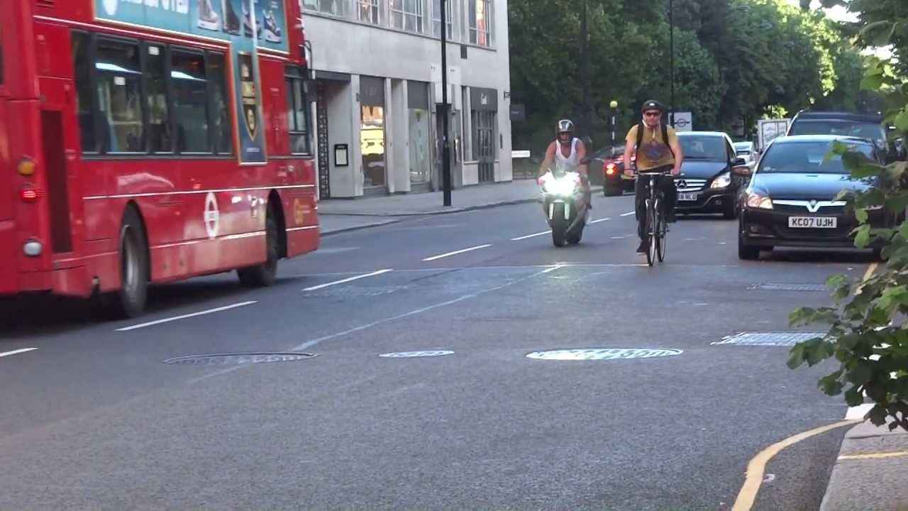 Crazy Biker Pulling Stunts in Sloane Street then Caught by Police - YouTube
