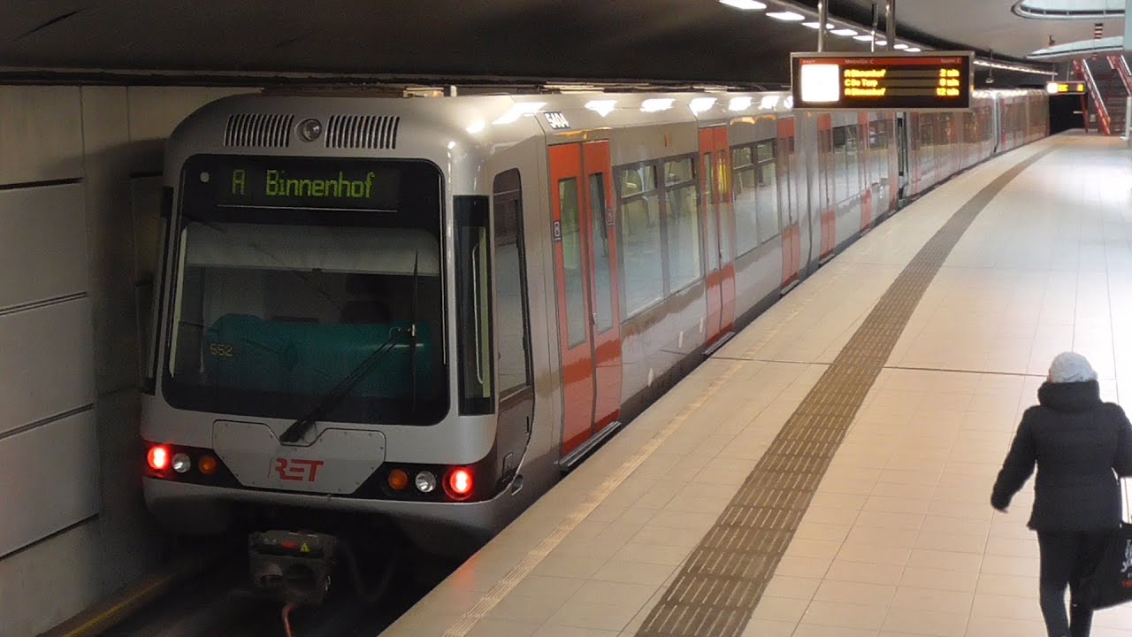 RET Metro 3*Type S komt aan op station Parkweg als beginpunt van ...