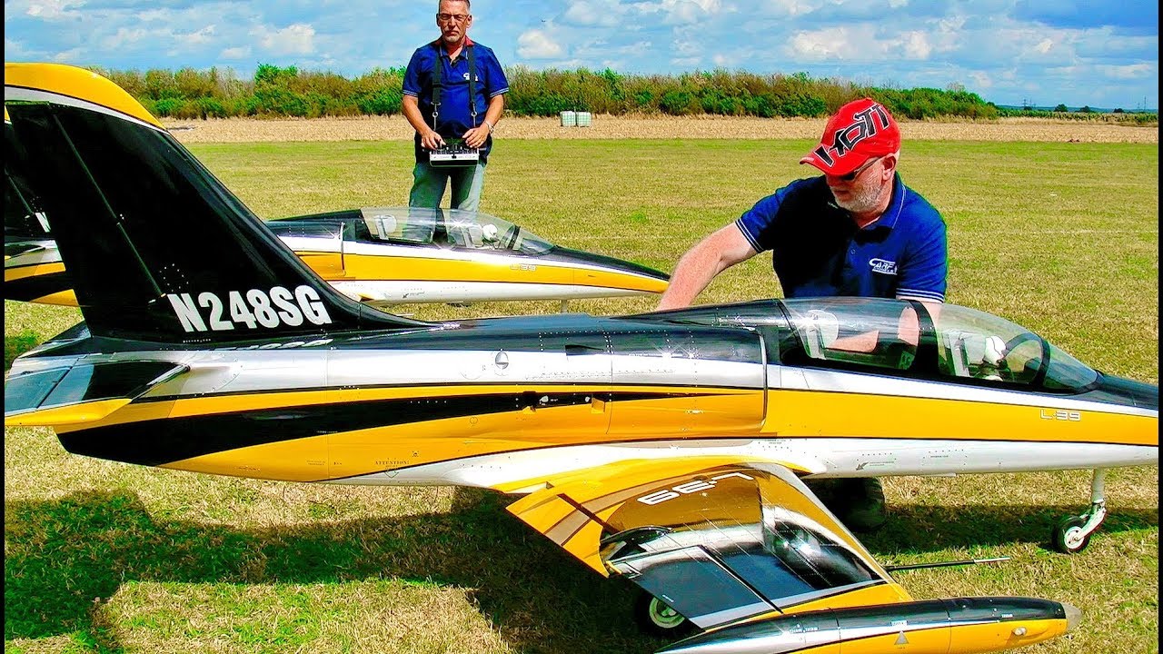 STUNNING RC SYNCRO FLIGHT SHOW WITH 2 GIANT RC L-39 MODEL TURBINE JETS ...
