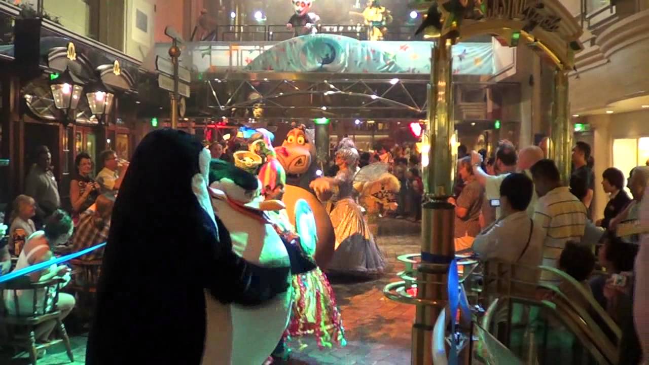 郵輪上的夢工場巡遊-海洋航行者號 Dreamworks Parade on Voyager of the Seas - YouTube