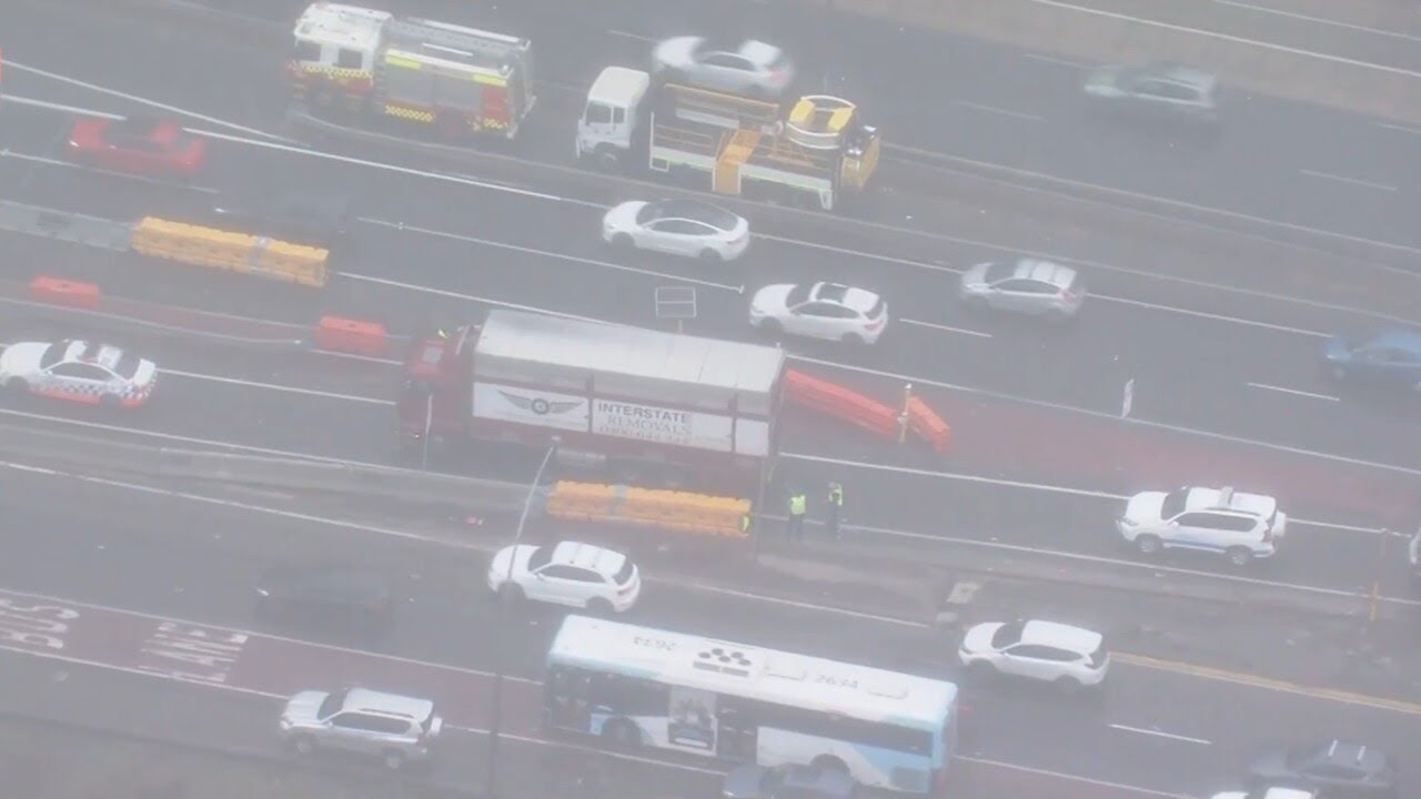 Over-height truck disrupts morning commute in Sydney - YouTube