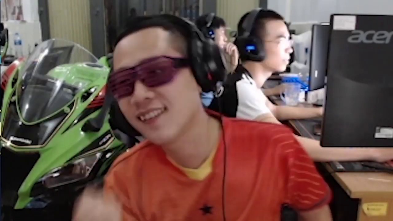 Thầy giáo ba là dân bay tại phòng stream | FC baroibeo - YouTube