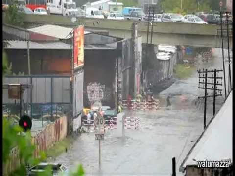 Train going through water / Tren pasando por agua - YouTube
