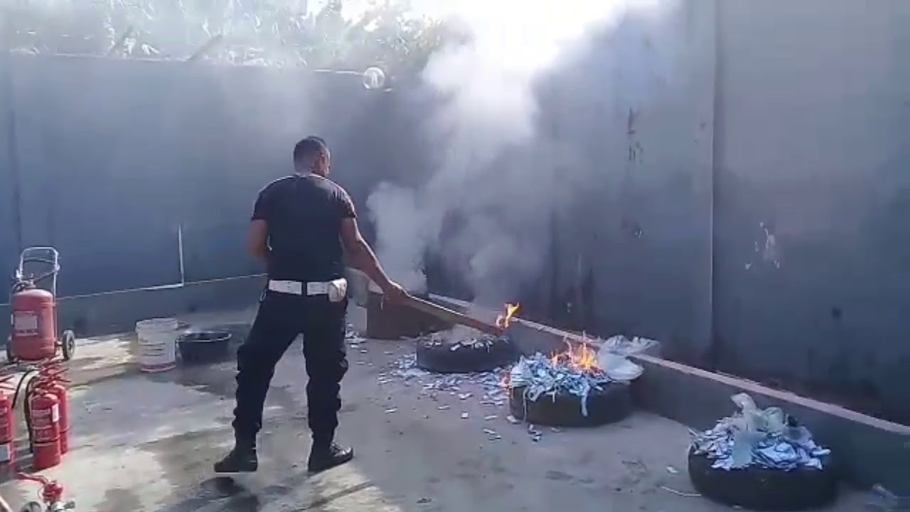 Cara memadamkan api dengan APAR - YouTube