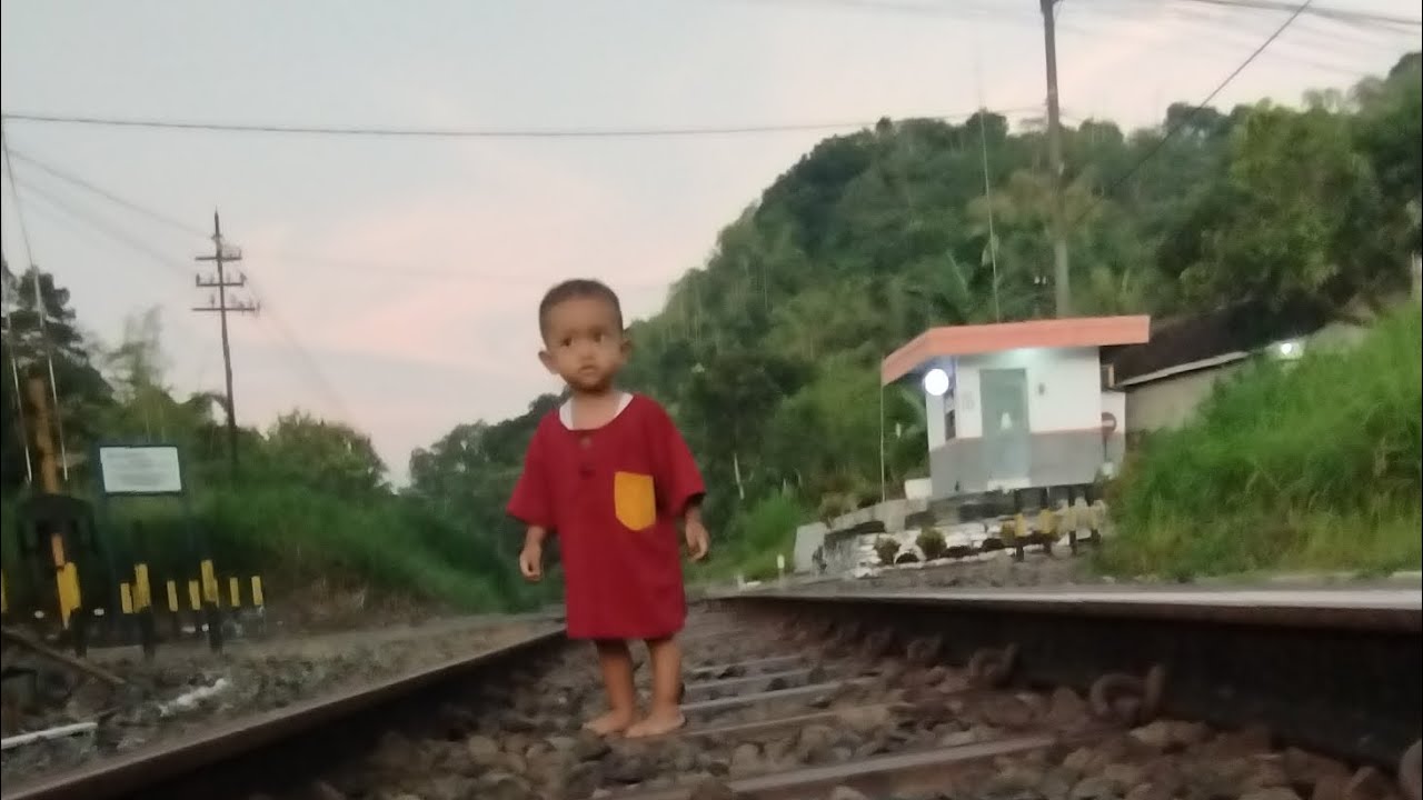 REL KERETA API KALISAT JEMBER - YouTube