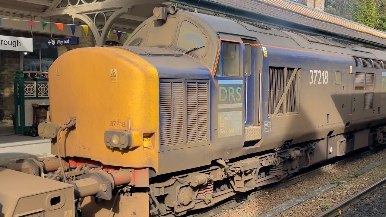 DRS Class 37218 + Class 37716 with RHTT passes Knaresborough on York ...