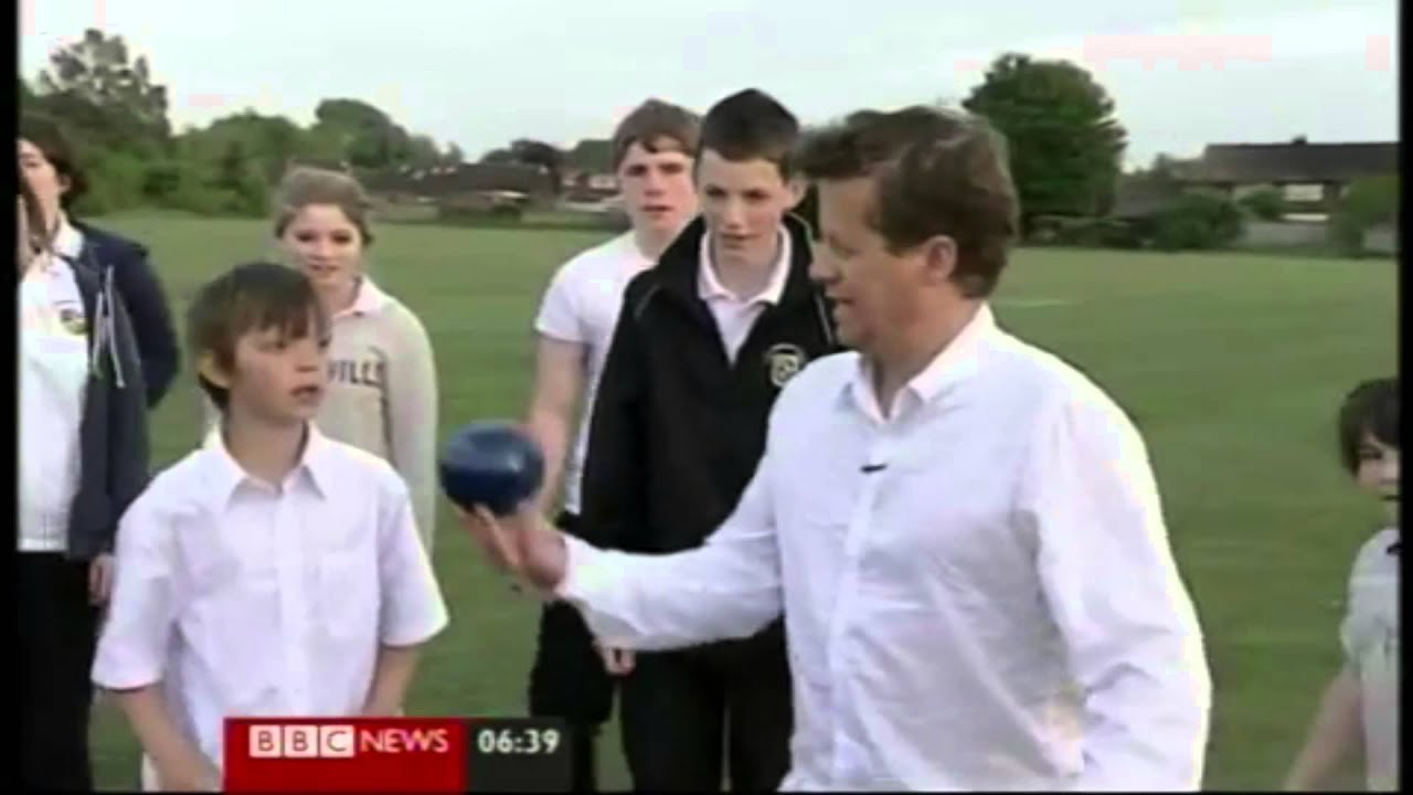 Flat Green Bowling with Mike Bushell & Natalie Melmore at Thame - YouTube