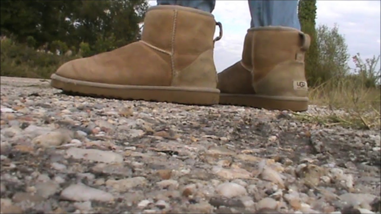 Walking and shoeplay in sand Ugg Classic Mini - YouTube