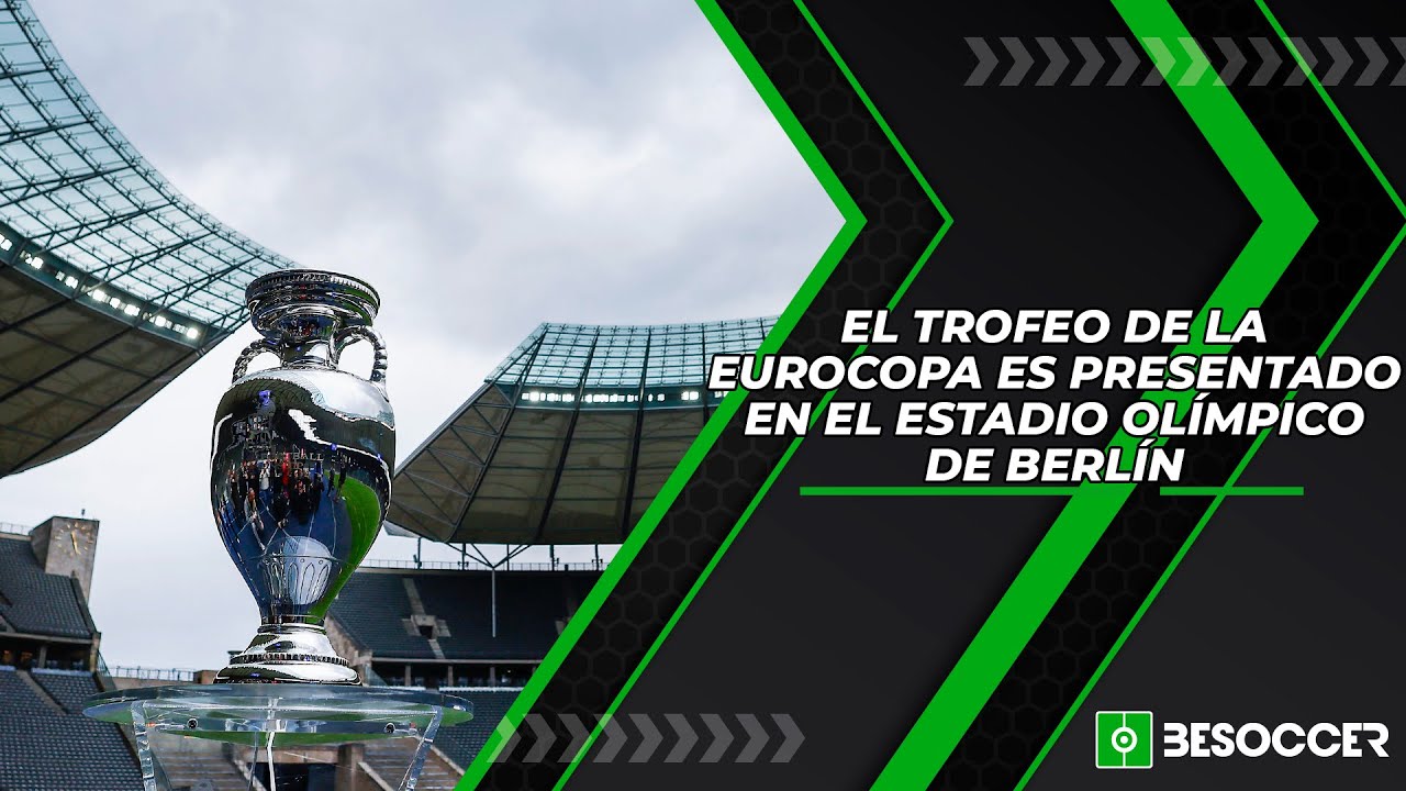 El trofeo de la Eurocopa es presentado en el Estadio Olímpico de Berlín ...