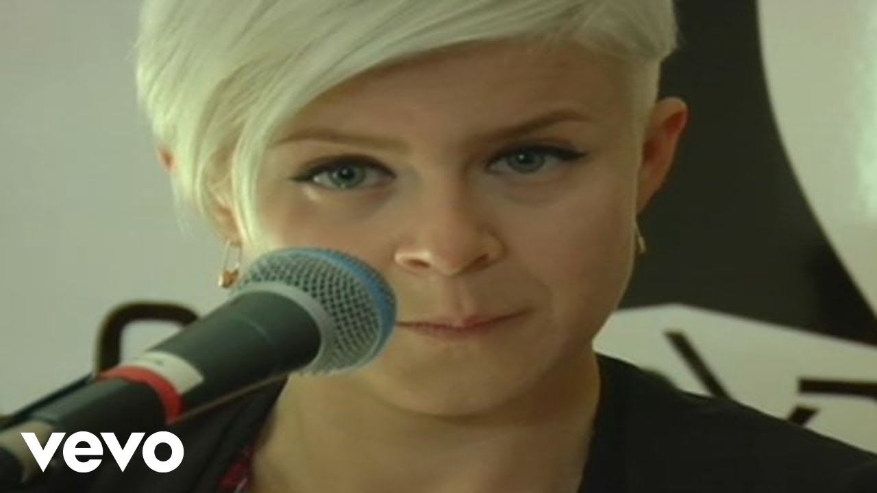 Robyn - Be Mine! (Live From The Cherrytree House) - YouTube