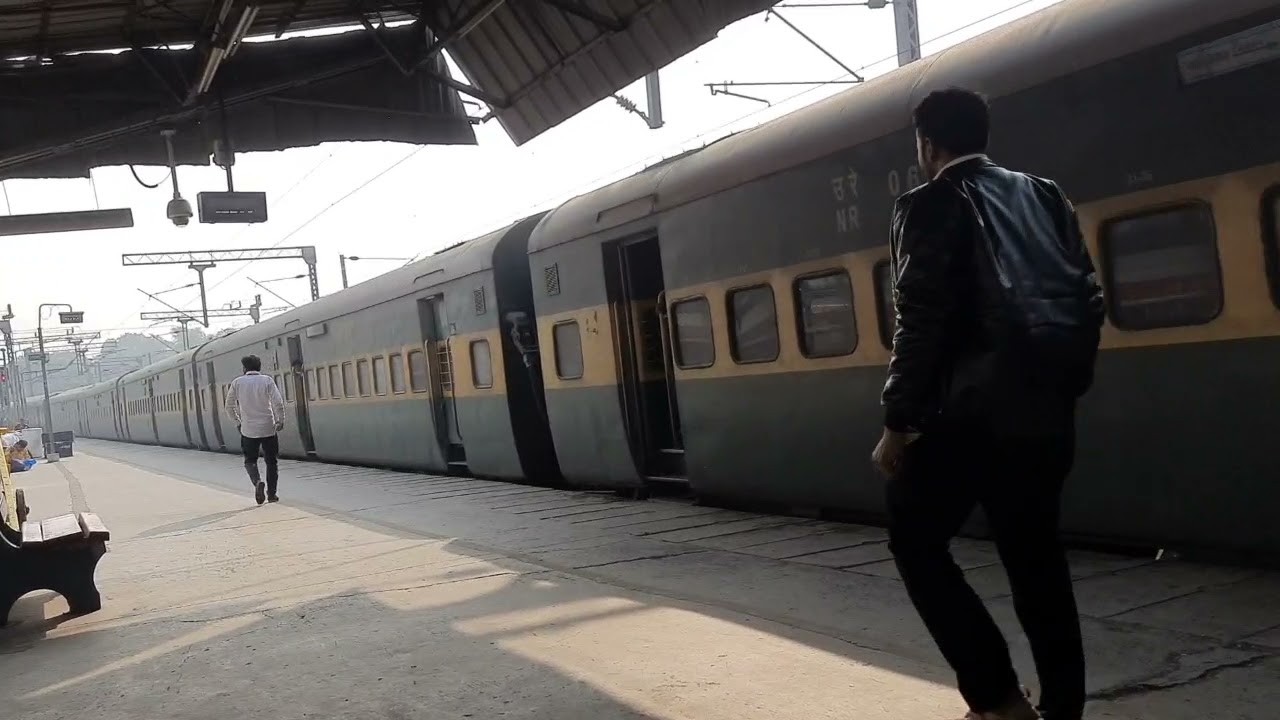 Saharsa-Amritsar(12203) Garib Rath Express Arrives New Delhi Railway ...
