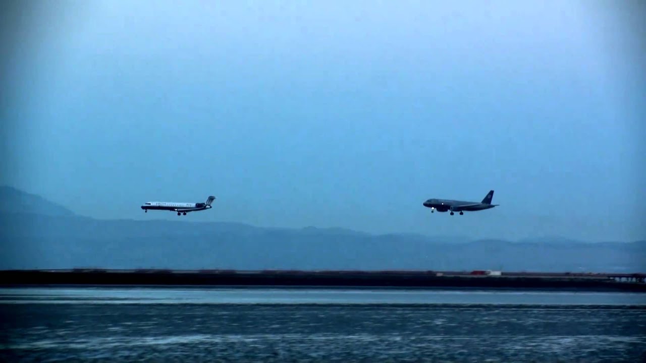 RACING PLANE UNITED AIRLINES @ SFO PARALLEL RUNWAY LANDING - YouTube