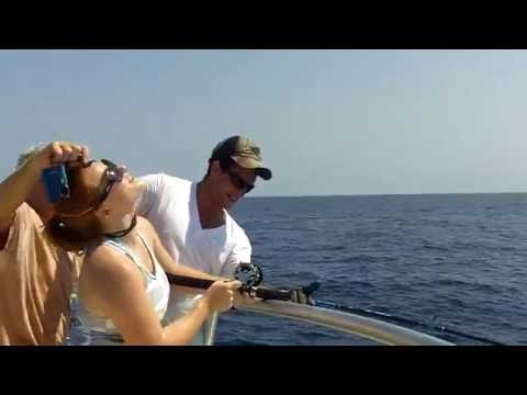 Cewek Bule Mancing Ikan Besar Di Laut