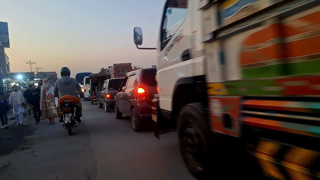 Bike riding in world's Heavy Traffic in Pakistan 😲💥| Accident ho skta ...