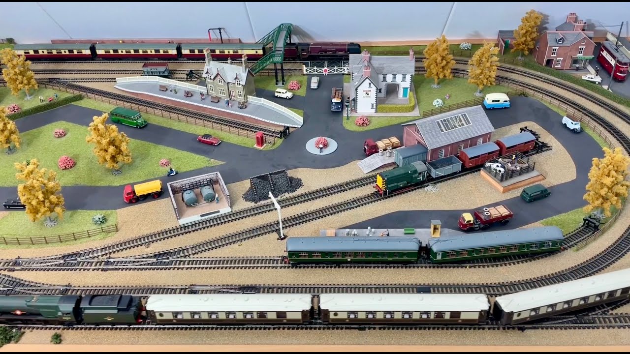 Model train automation, 4 trains run simultaneously on analogue model ...