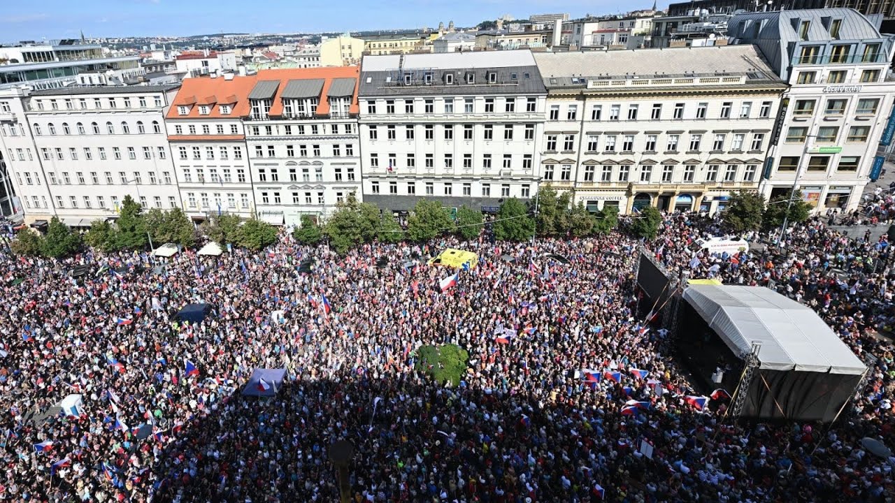 Tens of thousands of citizens protest in Prague against the Czech ...