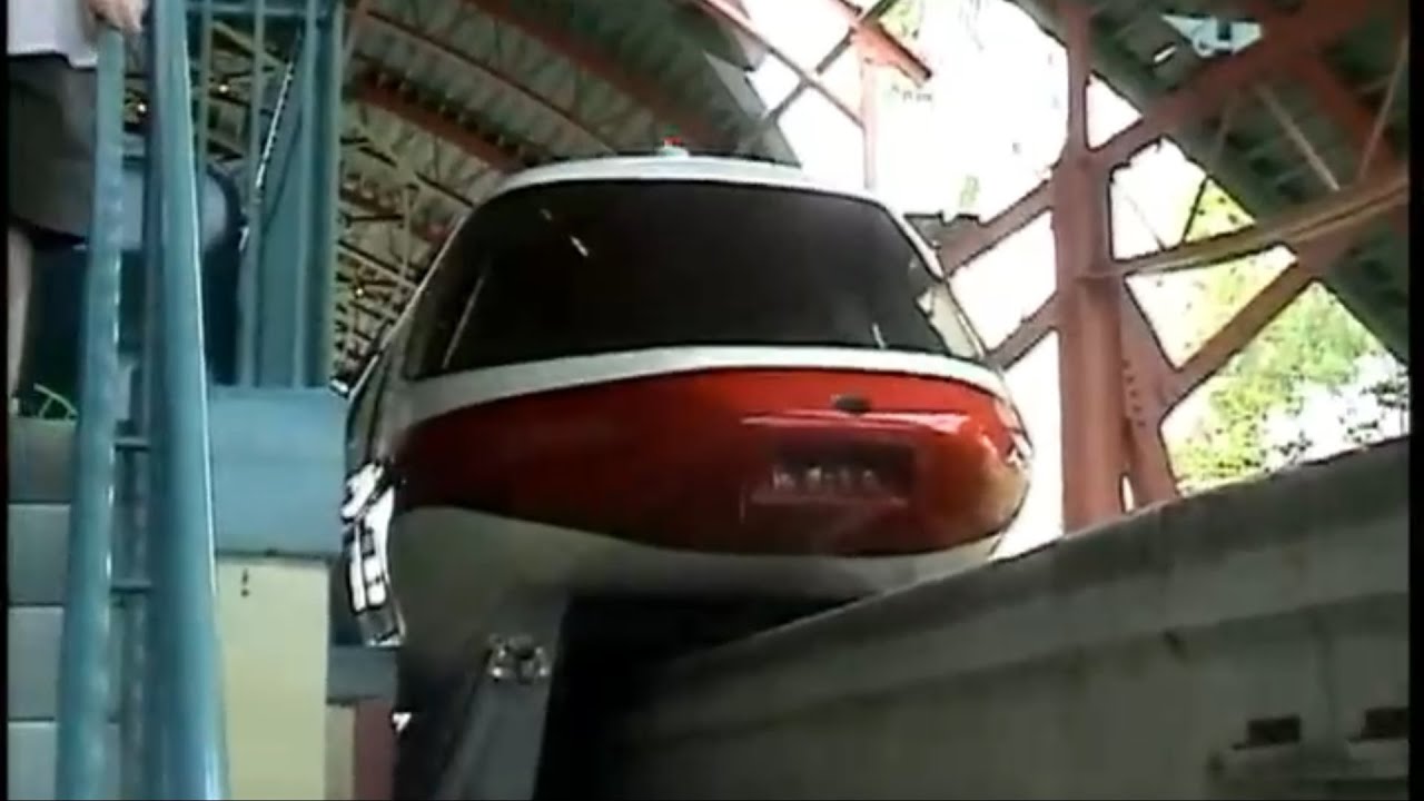 Disneyland Monorail - side view from Tomorrowland to Downtown Disney ...
