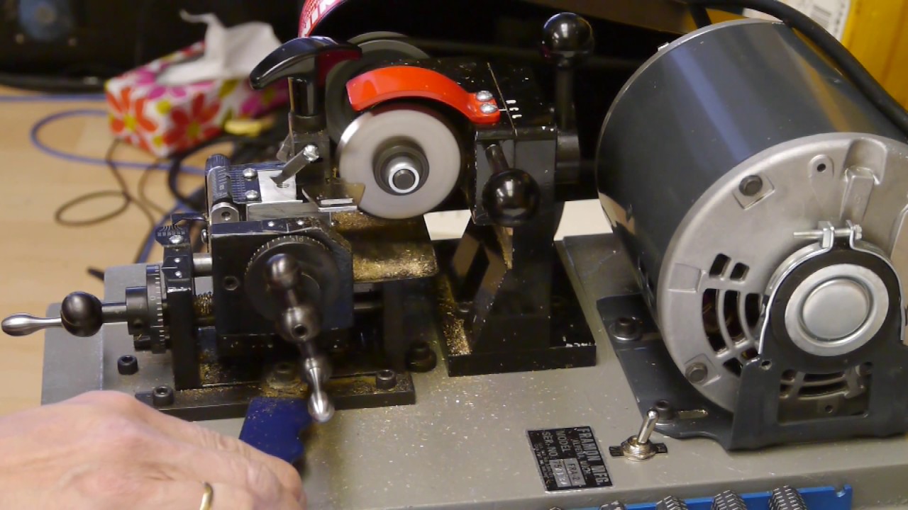 (2) Making a key with the Framon 2 machine - YouTube