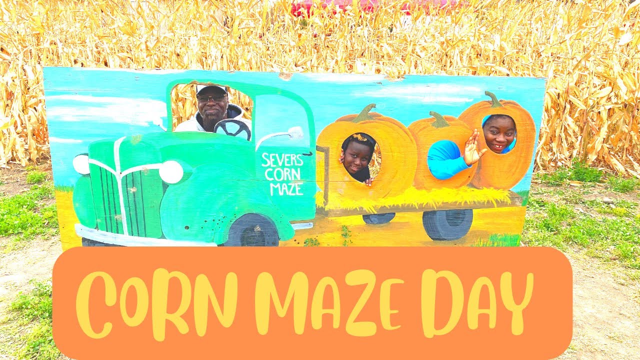 THE CORN MAZE | THE CORN MAZE DAY WITH JONATHAN ,MOM AND DAD - YouTube