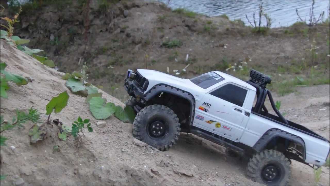 Two Toyota Hilux going off-road - Axial SCX10 RC Scale Crawler - YouTube