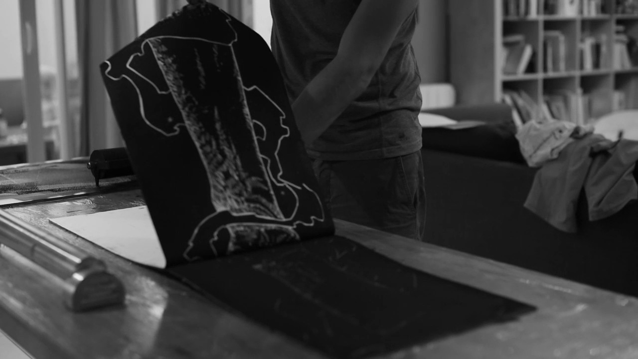 "Entre tes doigts" linogravure par Niko Inko - YouTube