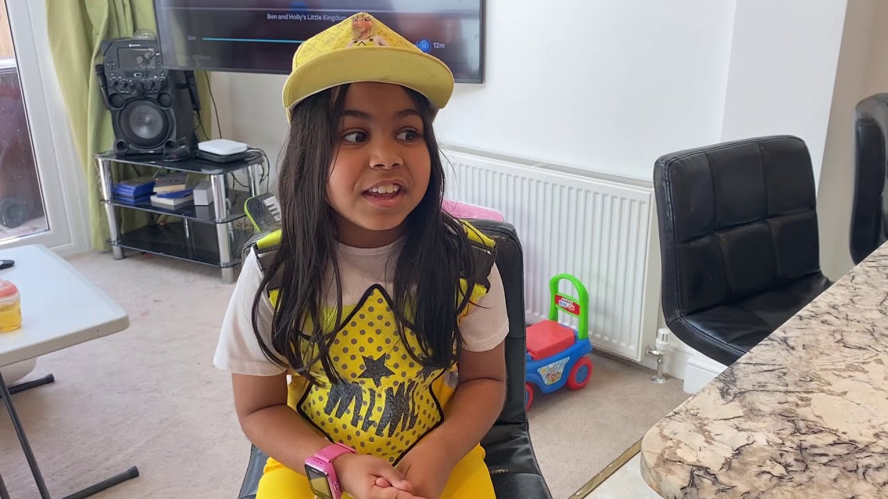 Ro Ro Rose dressed as MiMi from the Skyline Gang (Butlins) - YouTube