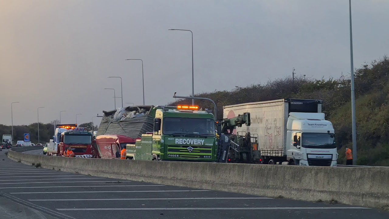 Crash on m62 accident parcelforce van vs truck 02.11.2020 leeds hull ...