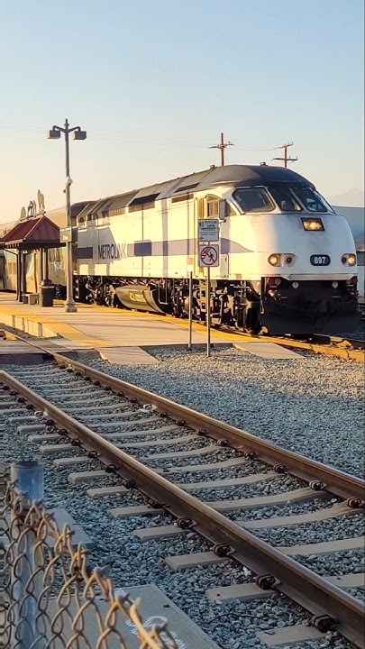 SCAX 897 leads Metrolink 326 out of El Monte Station. #trains #transit #railfan #hornshow - YouTube