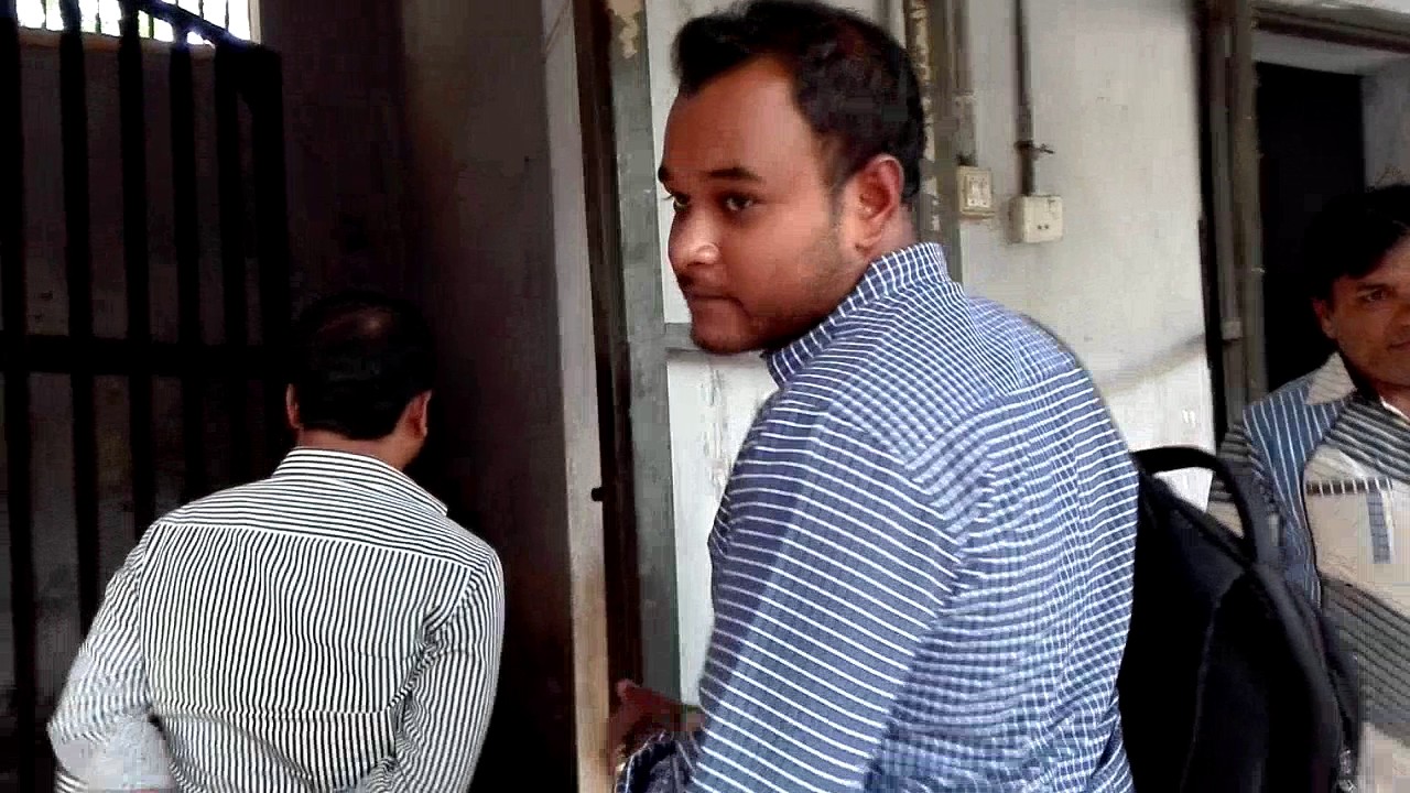 Dhaka central jail... inside condemn cell. Habib & Ashik - YouTube