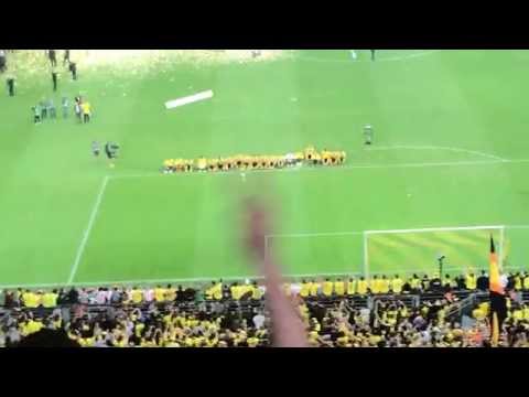 BVB Süd tribününde galibiyet kutluyor