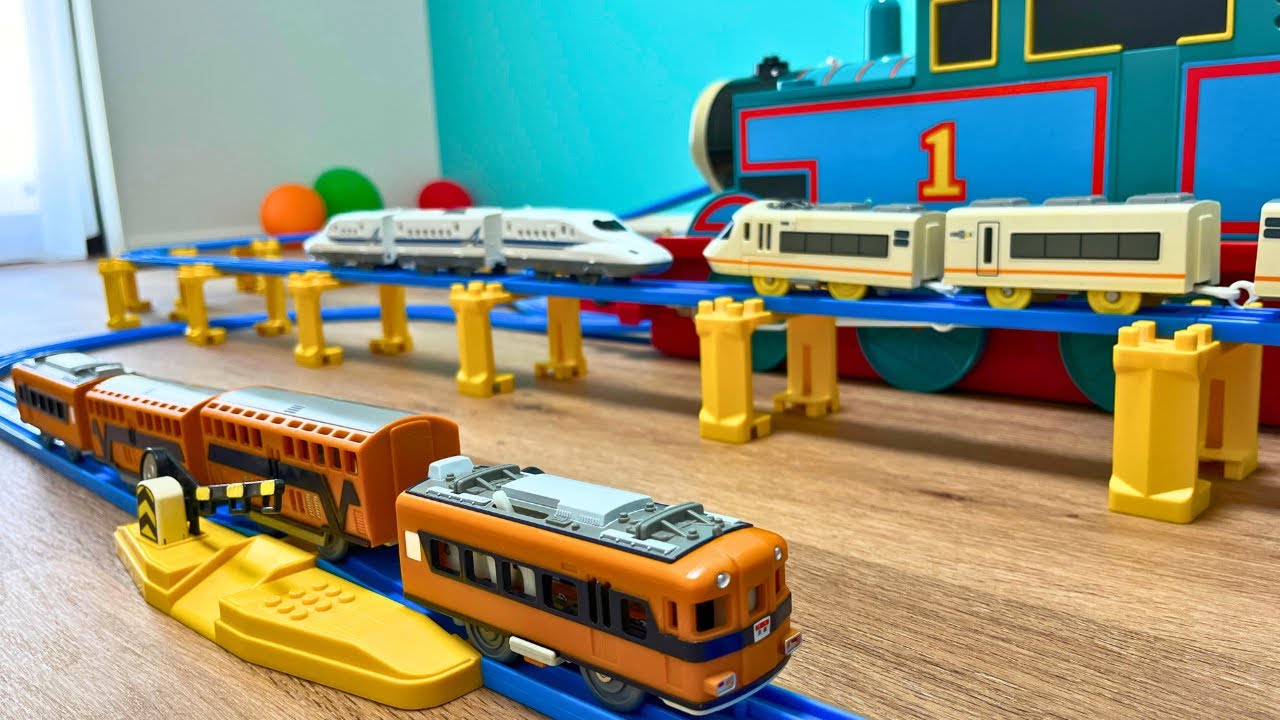 Thomas runs on the railway bridge course! There's also the Big Thomas ...