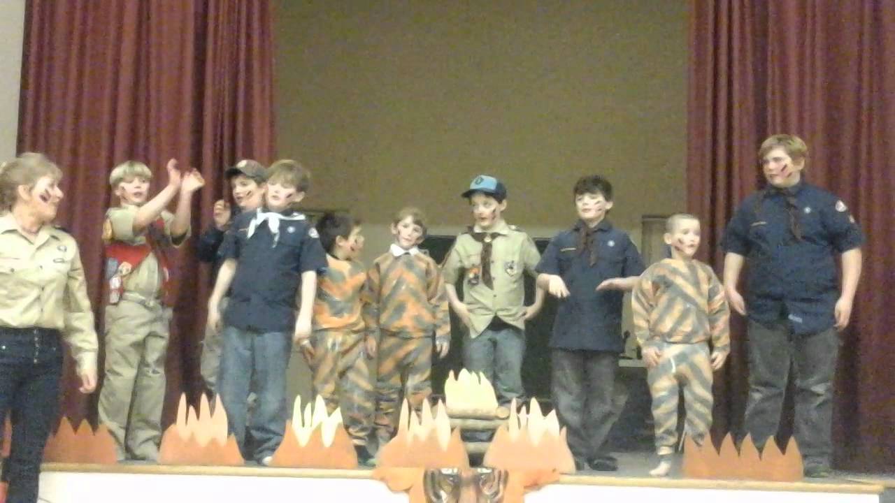 Cub scouts signing to the song roar by katy perry - YouTube