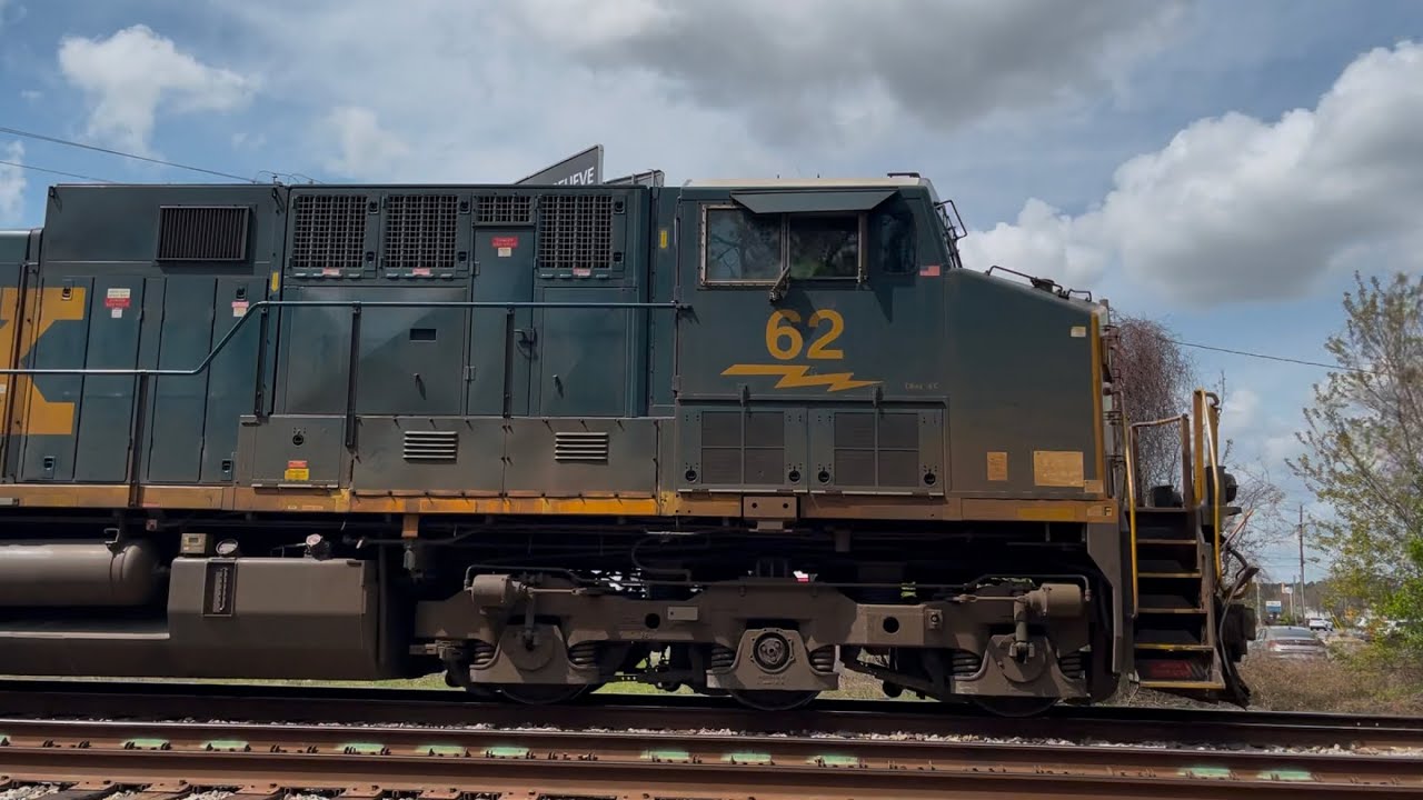 CSX 62 Leads Long CSX M422 NB Manifest Train Florence SC With Loud Horn - YouTube