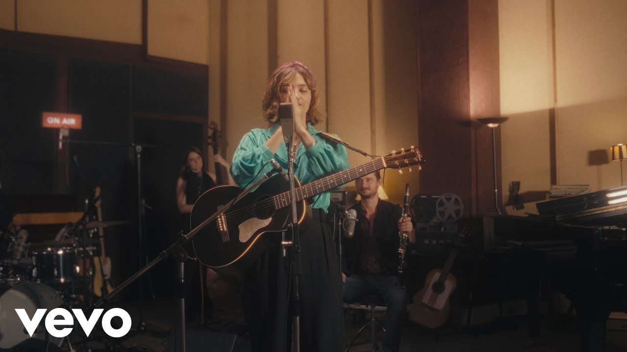 Gabi Hartmann - Buzzing Bee (Session acoustique) - YouTube