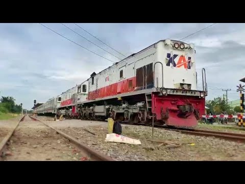 KA Putri Deli Double Lokomotif Berangkat Stasiun Bandar Tinggi - YouTube