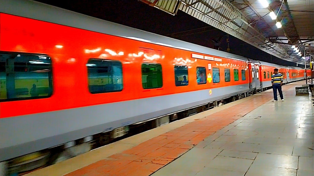 01222 Hazrat Nizamuddin - Mumbai CSMT Rajdhani Express Arriving Jhansi ...
