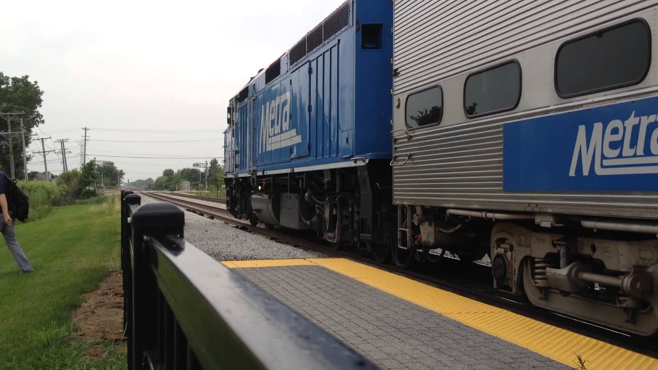 Metra f40ph 181 leads a commuter train through Tinley Park - YouTube