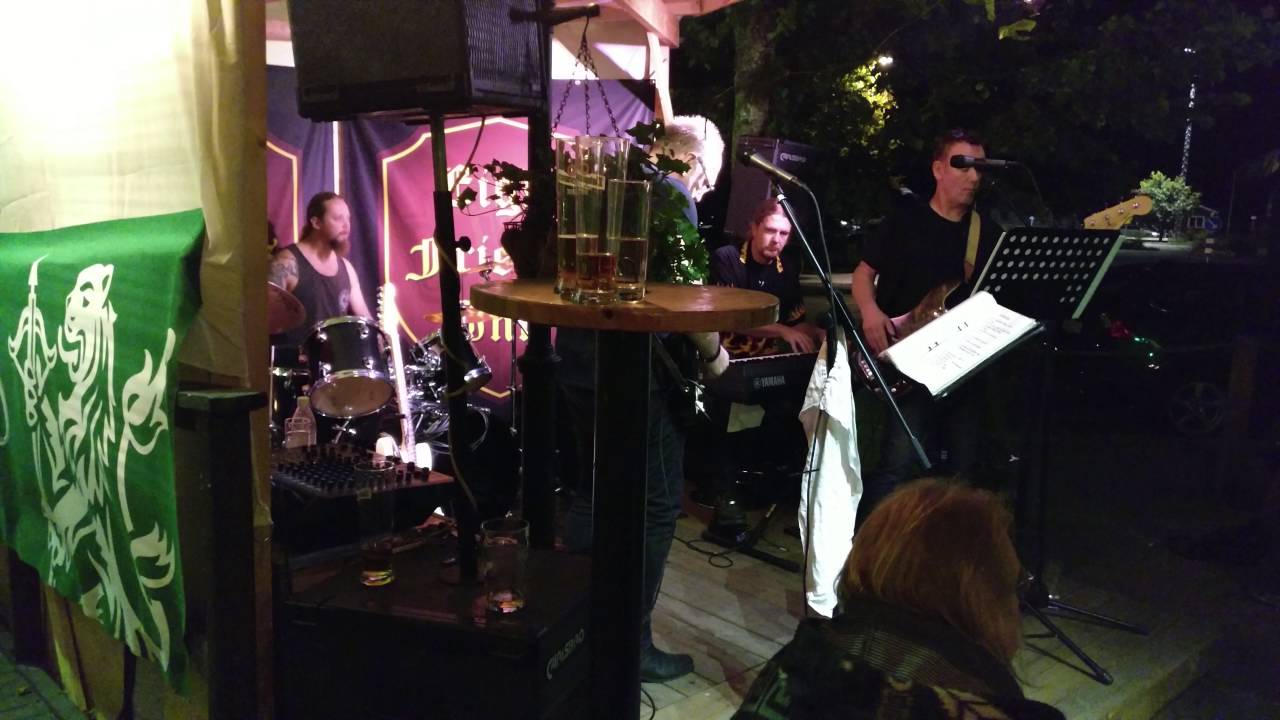 Raff Riff - Walking Blues‏ -LIVE at Eight Friends Inn - YouTube