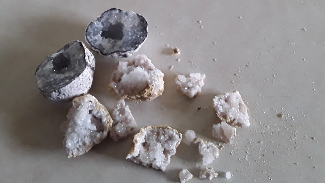 BREAKING OPEN GEODE ROCKS - YouTube