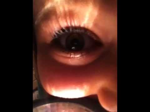 What happens to your pupil when you put a flashlight on it - YouTube