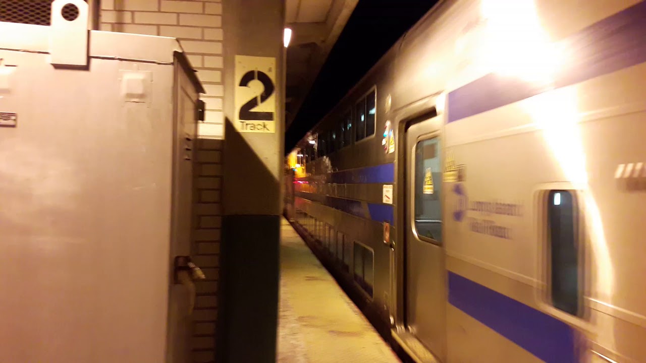 C3 BiLevel #5006 leads a Montauk branch express train w/ DE30AC #412 ...