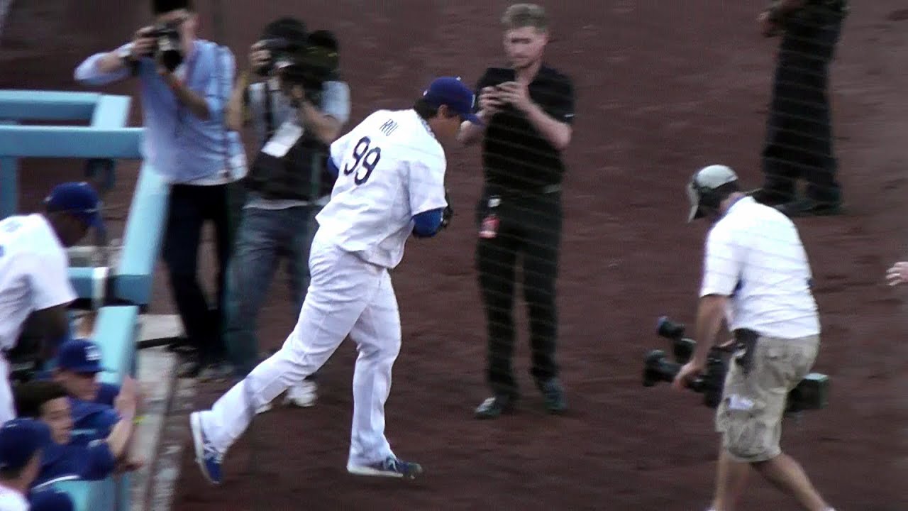 Ryu Hyun-jin 류현진 & Dodgers Take Field Before Game and Big Win vs Shin ...