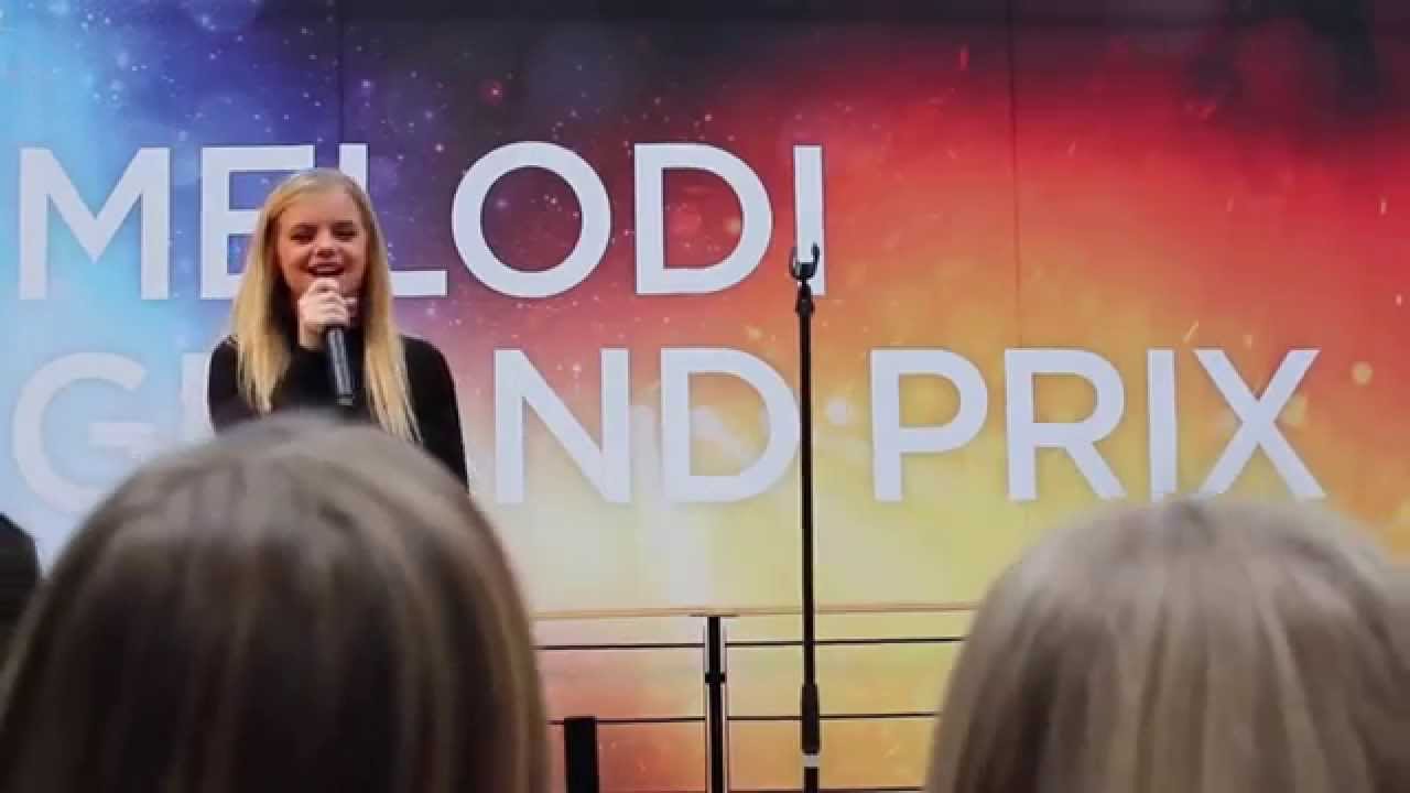 Julie Bjerre live i Næstved: Tæt på mine drømme - YouTube