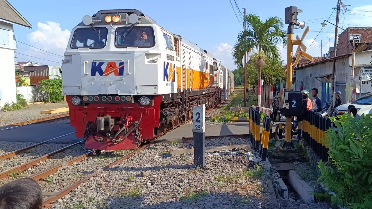 KA Commuter line Sindro Spesial Rangkaian Darurat + Ditarik Lokomotif ...