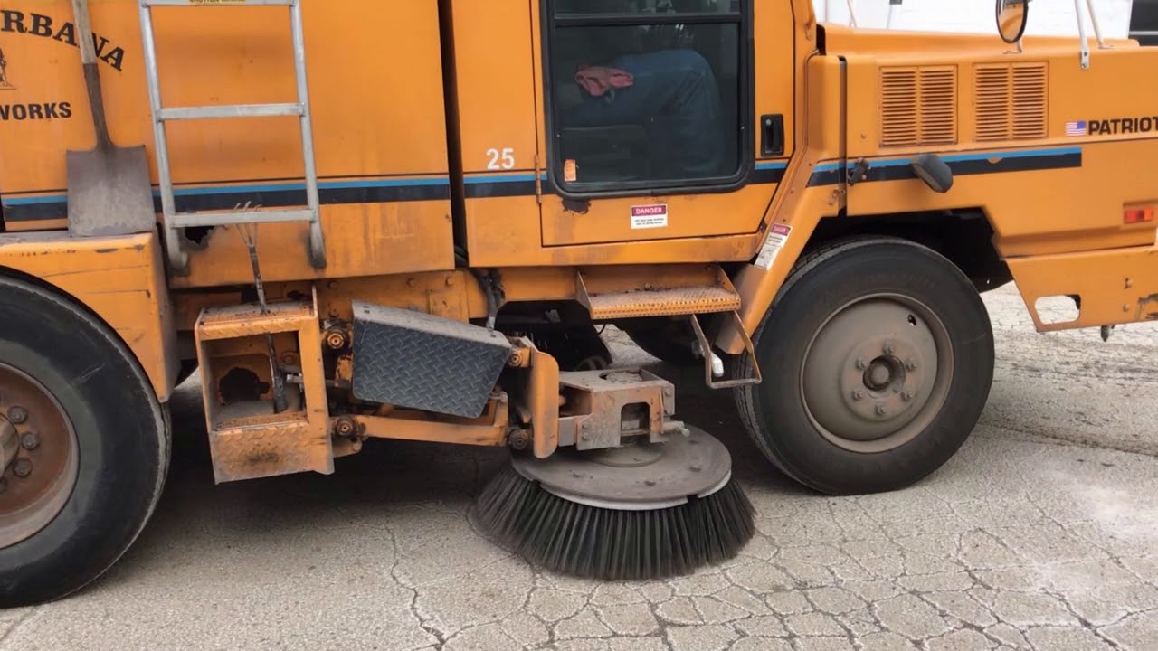 GovDeals: 1995 ATHEY Mobil Patriot M-8A Street Sweeper - YouTube