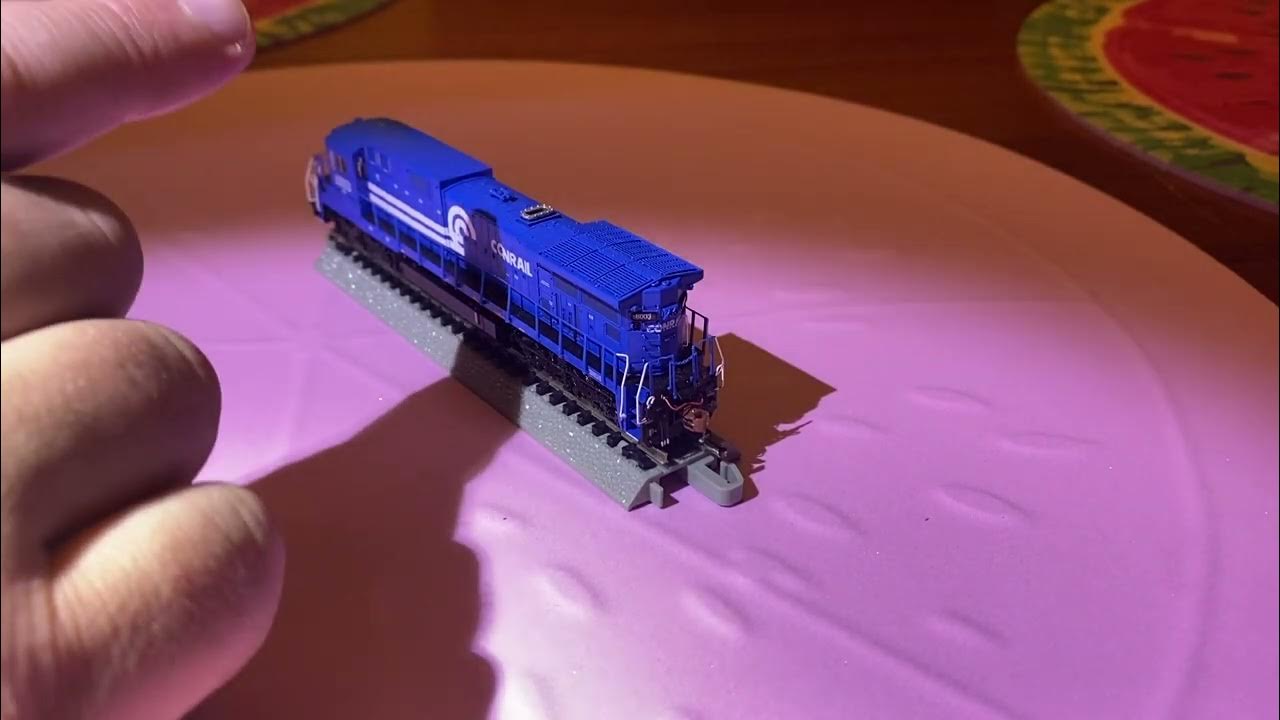 REVIEWING AND RUNNING MY CR N SCALE C39-8 - YouTube