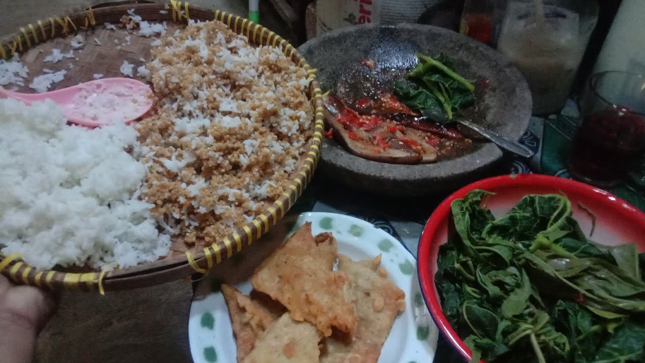 Menu Ndeso Sego Tiwul,Terong Penyet,Tempe Mendoan,Kulupan @nyakndut8126 ...