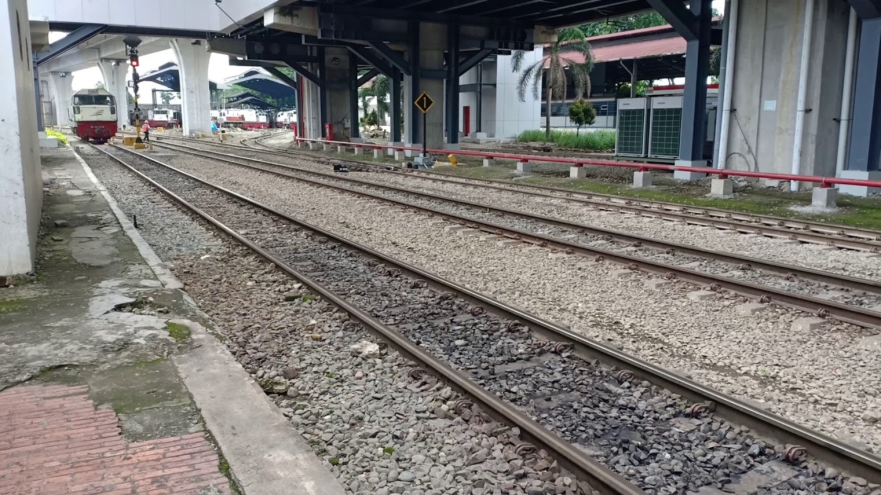 Lihat!! Gandeng Lokomotif BB 302 dengan Kereta Penumpang.. - YouTube